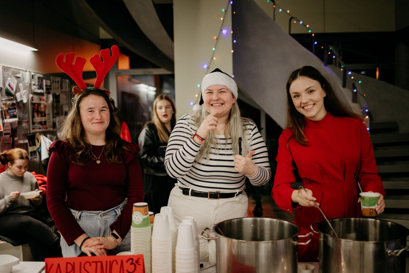 Vianočná atmosféra na TRUNI: Študenti zorganizovali Mikulášsky večierok ...